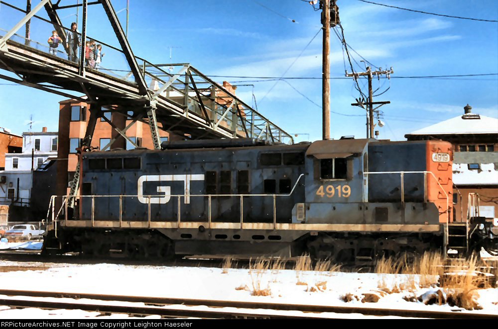 GTW 4919 with 'Groupies' on the foot bridge